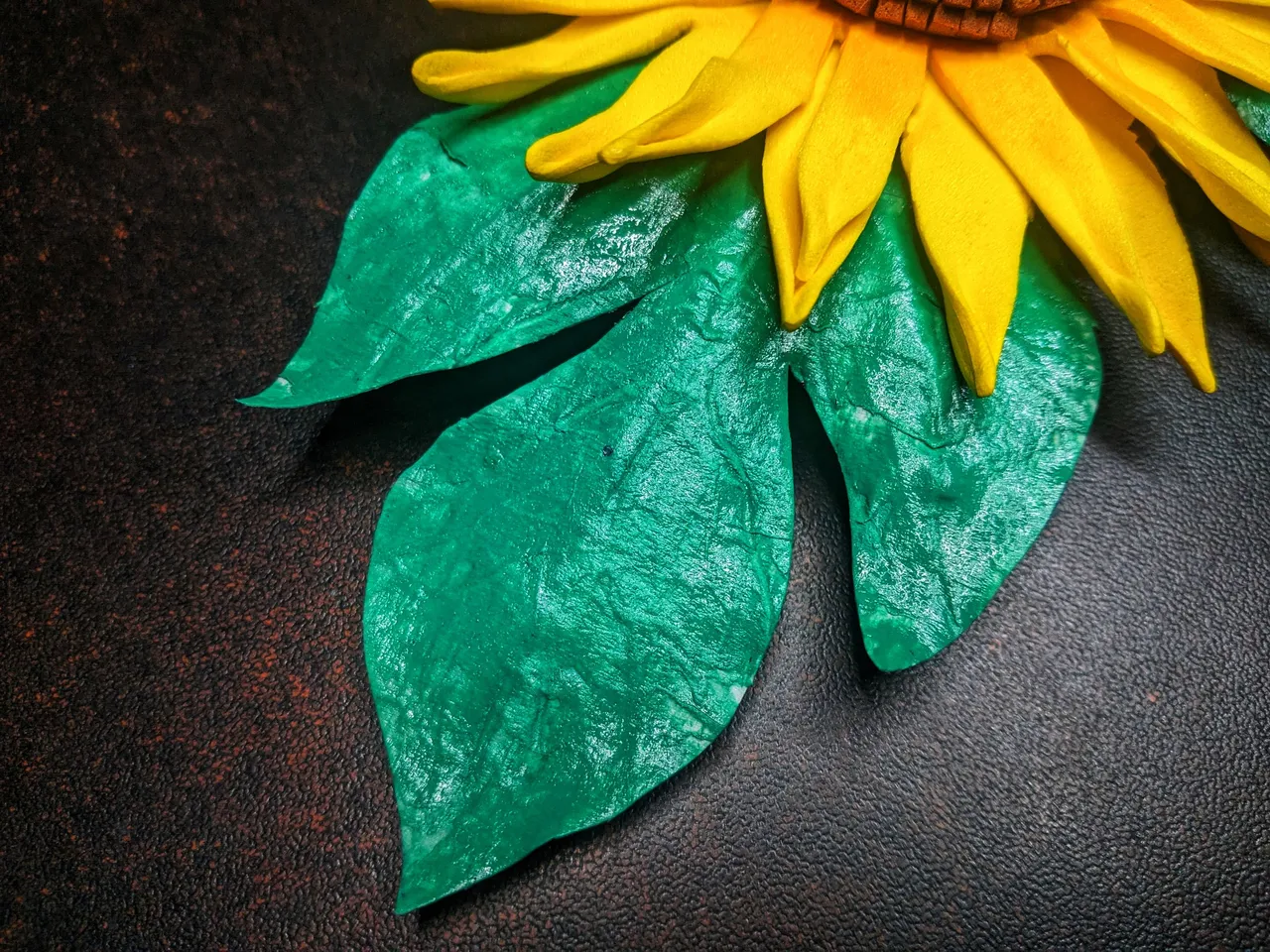 Adorno con foami y papel prensado. // Ornament with foami and press...