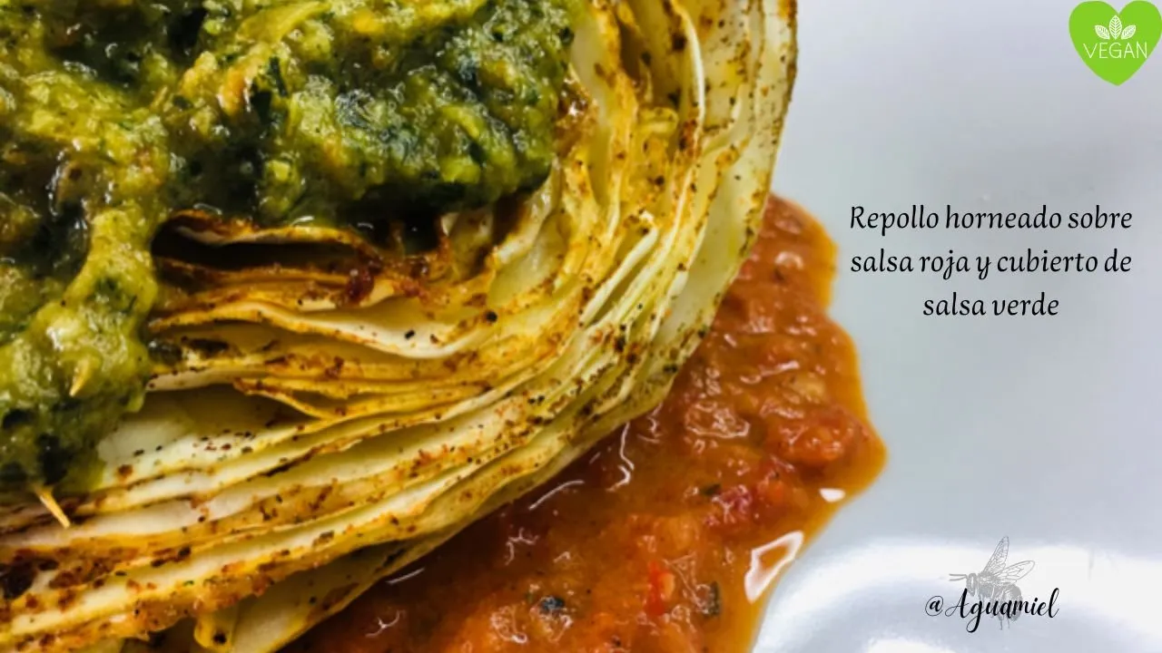 Repollo horneado sobre salsa roja y cubierto de salsa verde [ESP-EN...