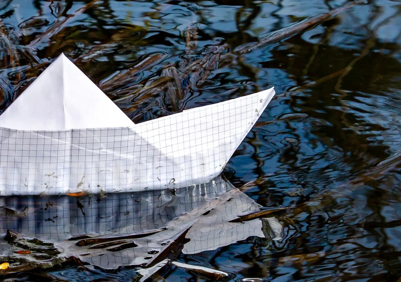 The Art of Paper Boats and Soap Bubbles (visual story in 18 photo)