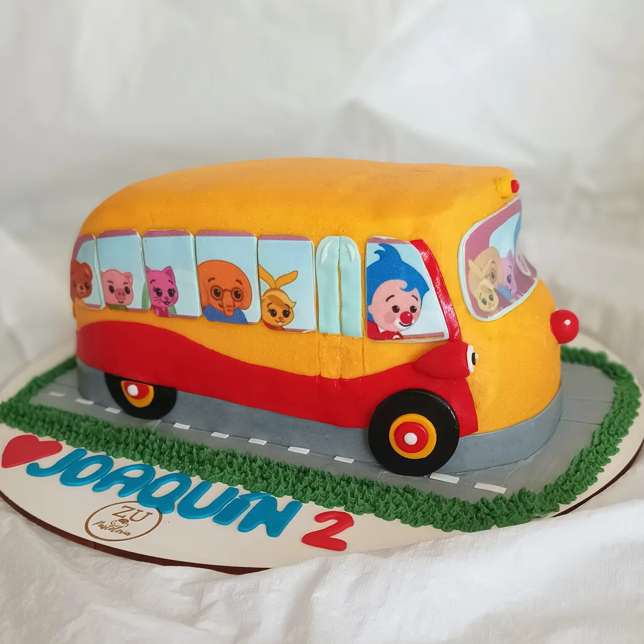 BUS-SHAPED CAKE, 2ND VERSION / TORTA EN FORMA DE BUS, 2DA VERSIÓN