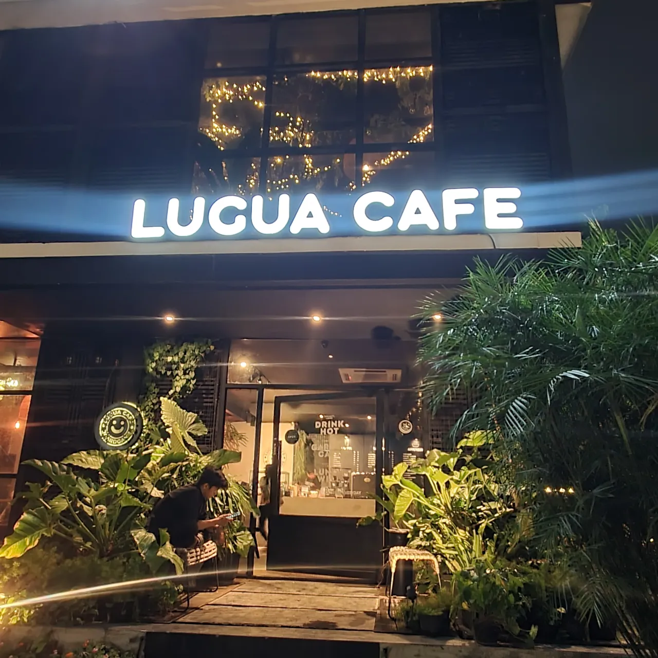 have coffee at Lugua Cafe