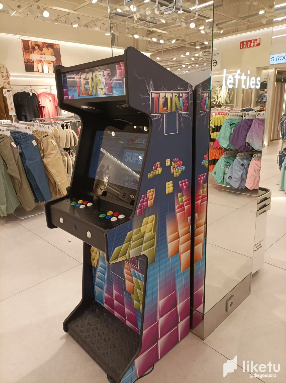 Sorpresa retro gaming en una tienda de ropa. Lefties.