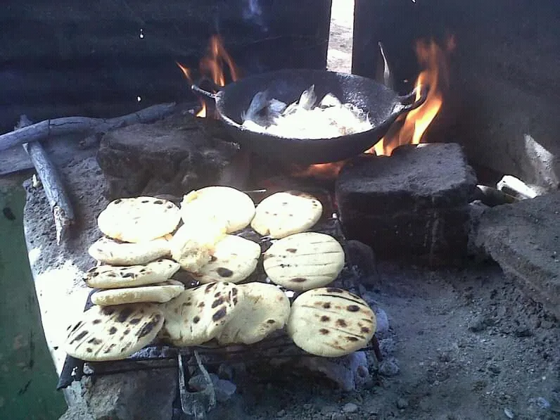 Pescado frito con arepa en brasa/Fried fish with grilled arepa