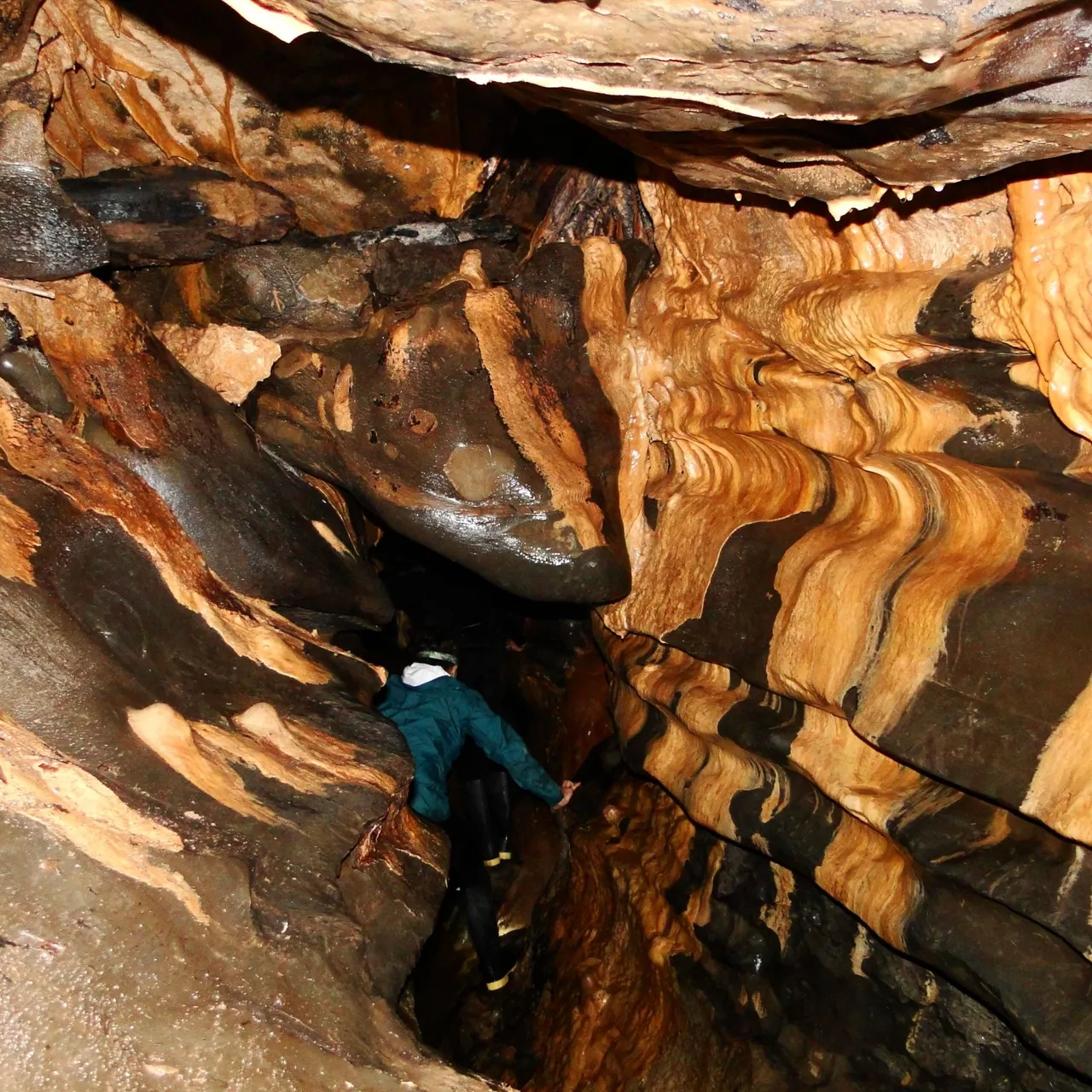 Exploring a mystical cave in Ecuador | Explorando una cueva mística...