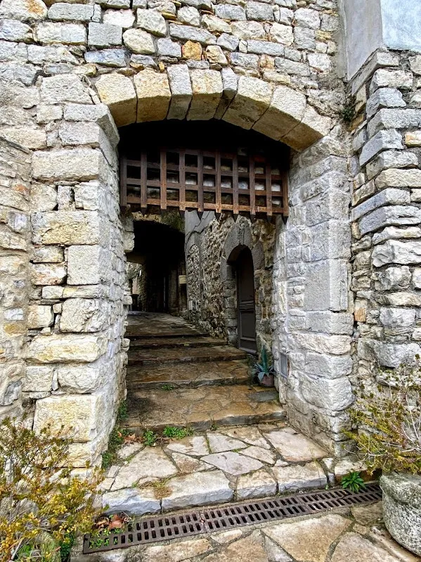 Dans le village de Saint-Jean de Cuculles (Partie 1) / En el pueblo...