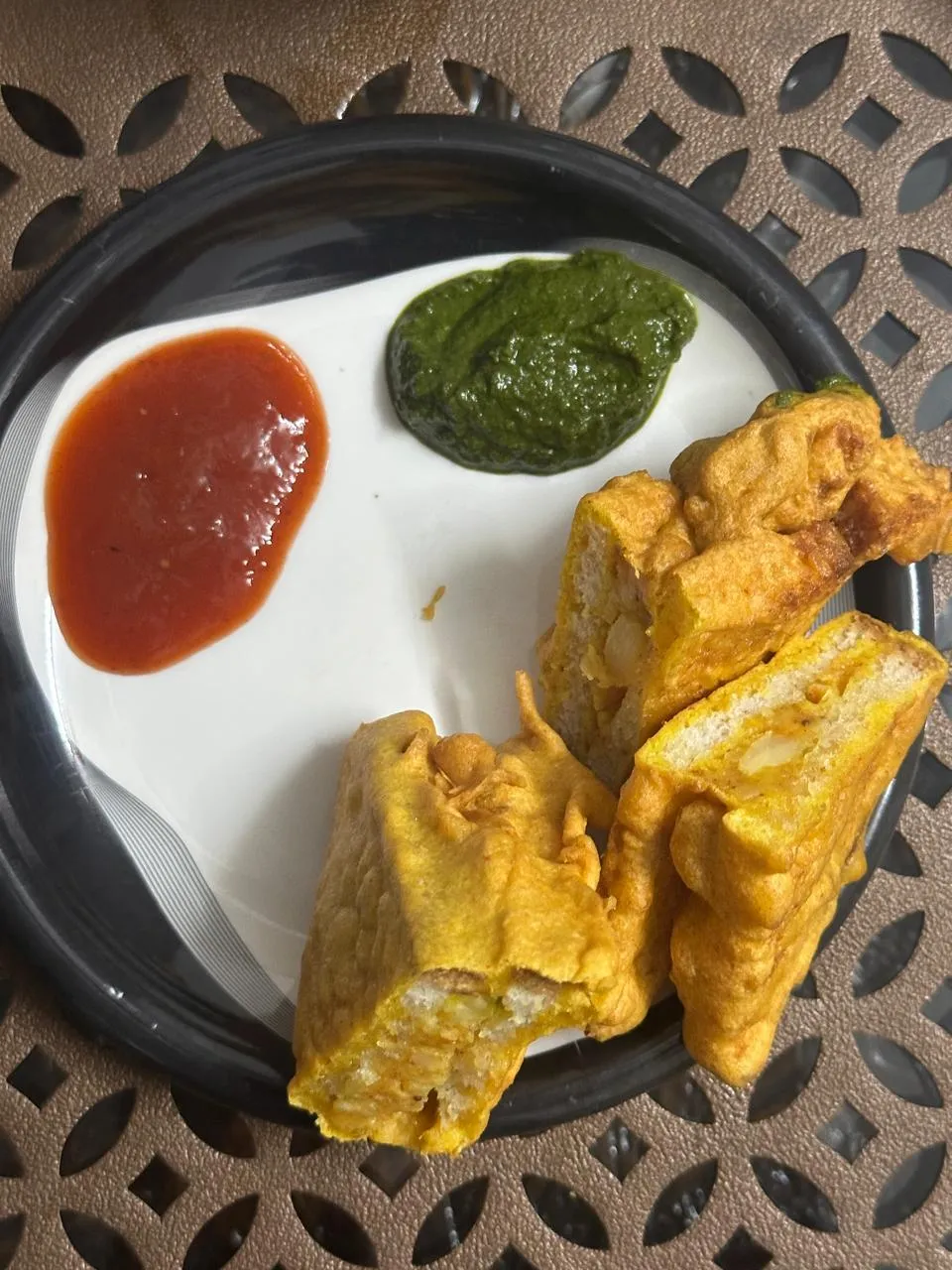 Making a tasty bread pakoda.