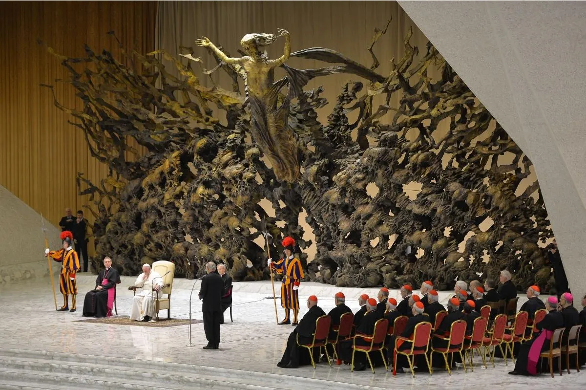 Pope Paul VI Audience Hall: Snake Bite in Vatican City + St. Pete...