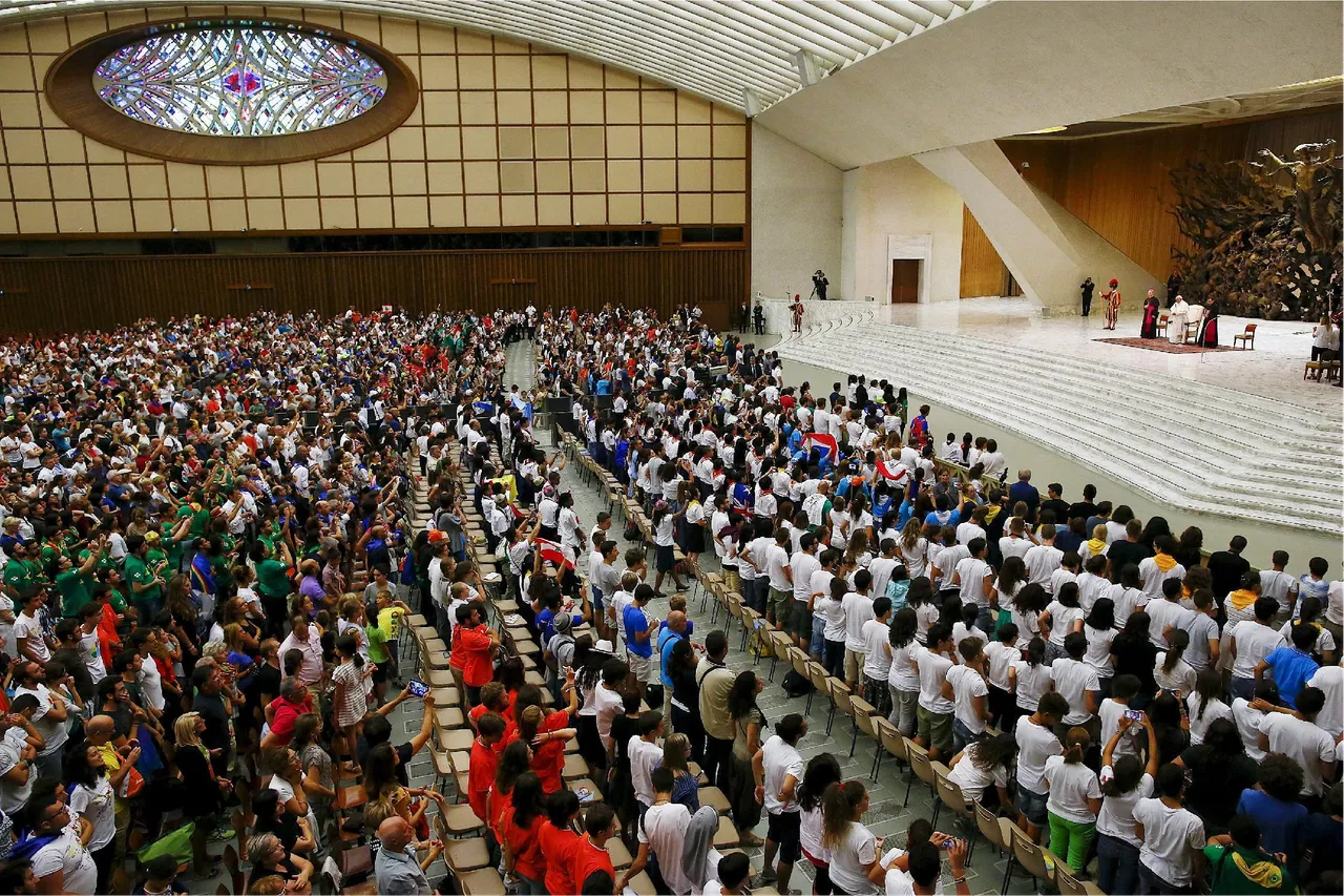 Pope Paul VI Audience Hall: Snake Bite in Vatican City + St. Pete...