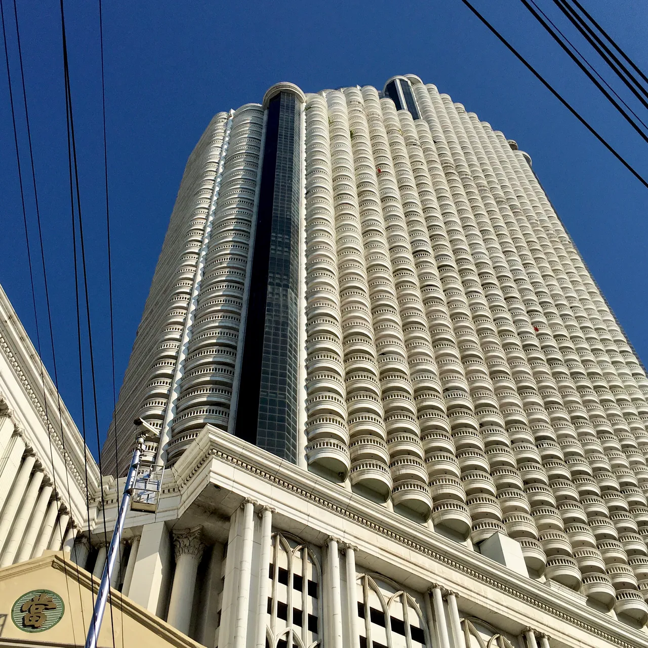 Looking at street art in New Road, เดินเที่ยวถนนเจริญกรุง