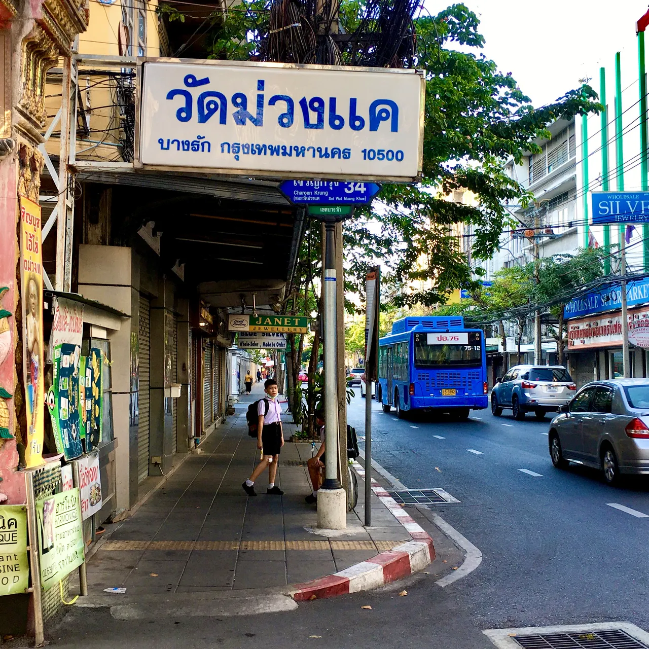 Market Friday: discovering lots of antiques at a hide-away restaura...