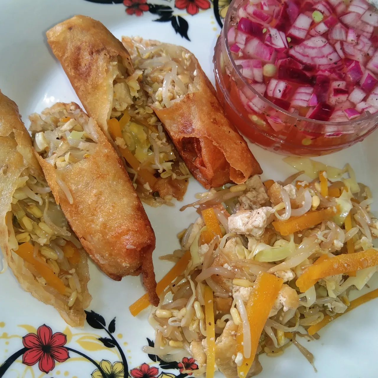 Mung bean sprouts spring rolls with special vinegar sauce.