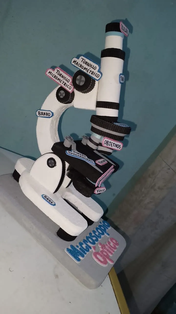 Optical Microscope Model Made of Foami /Maqueta de Microscopio Ópti...