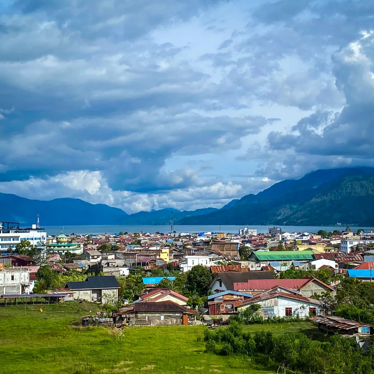 Photos of the Beauty of the City and Lake Before the Natural Disast...