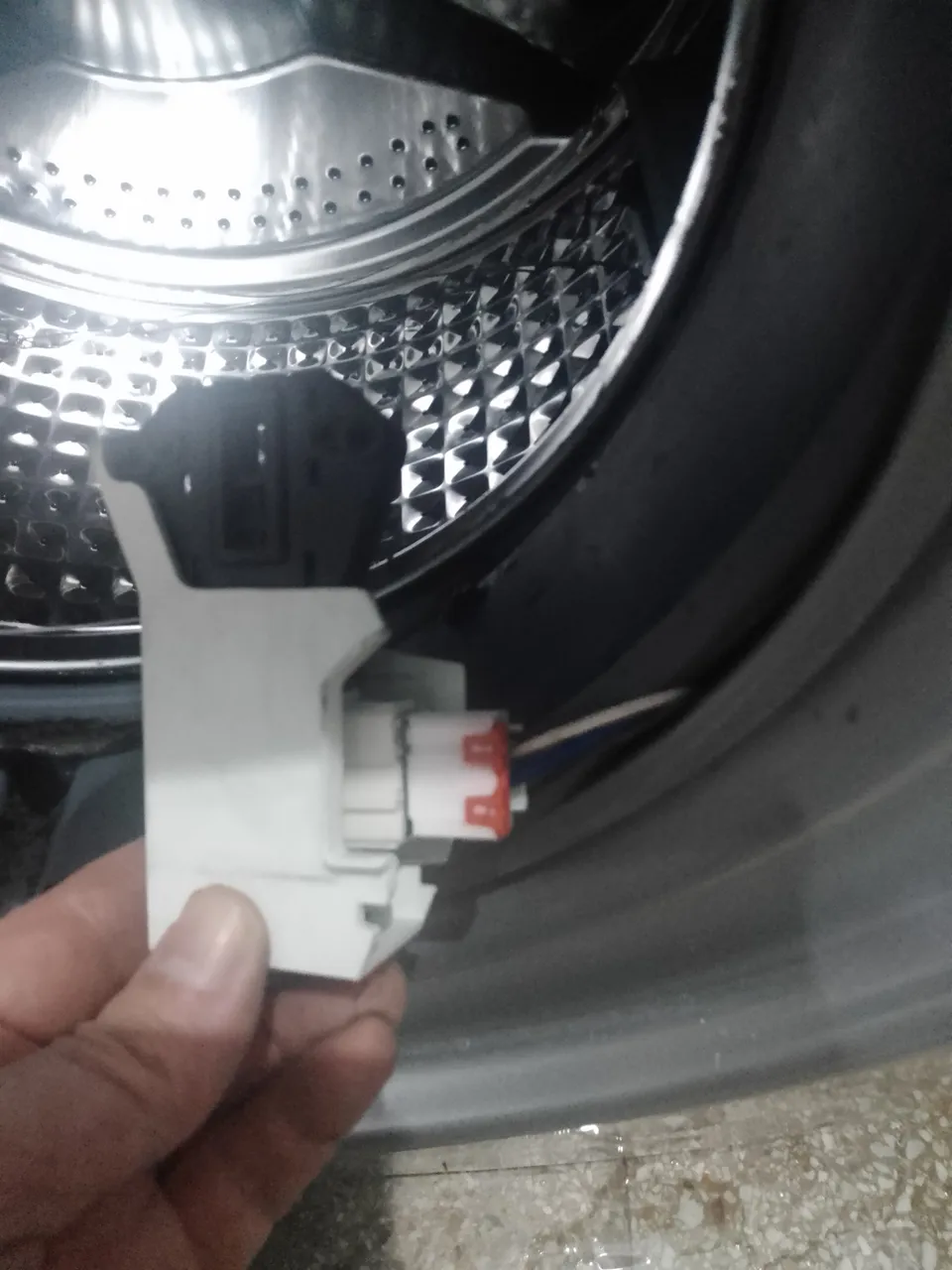 Fixing the Washing Machine Door Sensor || Reparando el sensor de la...