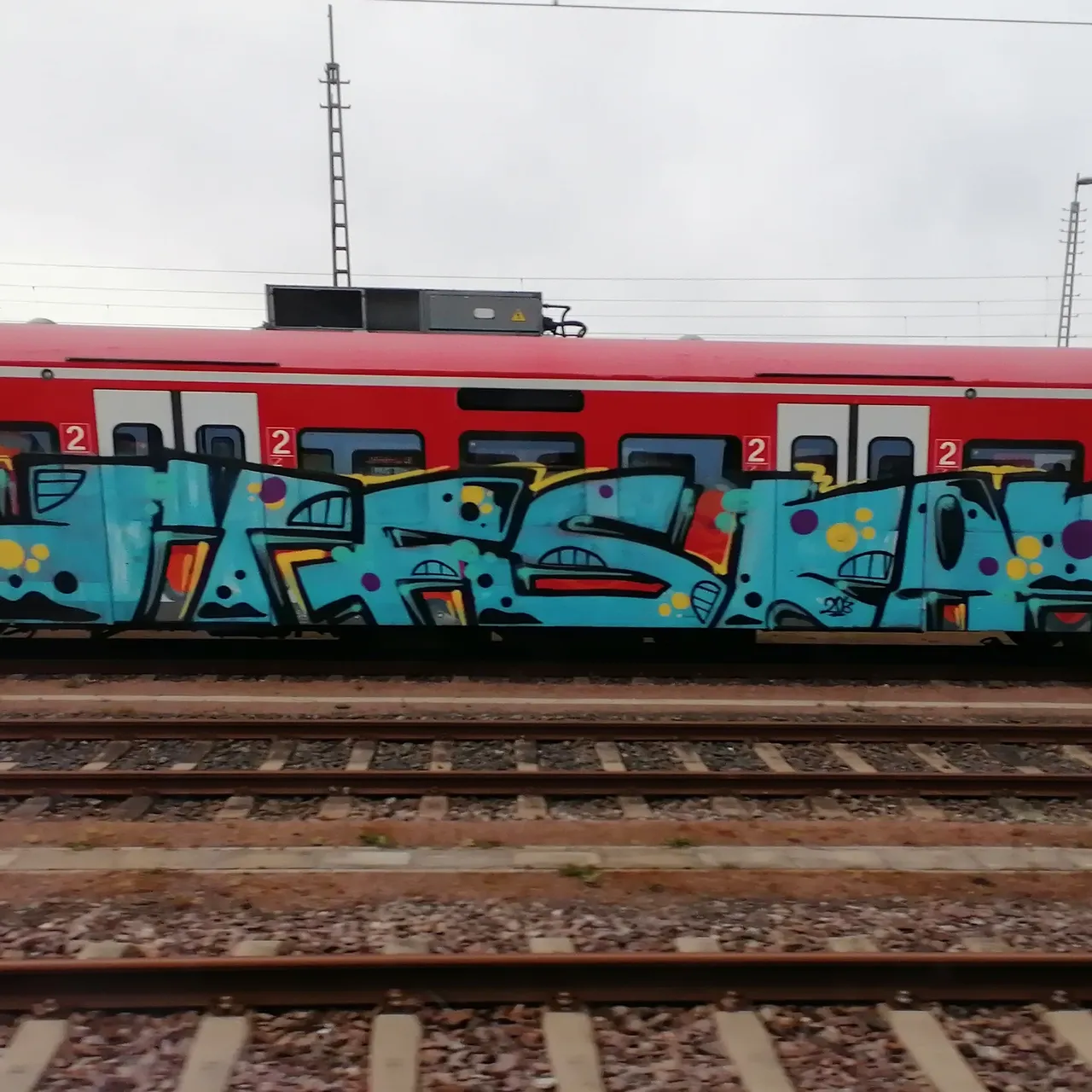 Neues Graffiti auf dem regional Zug