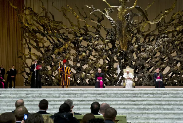 Pope Paul VI Audience Hall: Snake Bite in Vatican City + St. Pete...