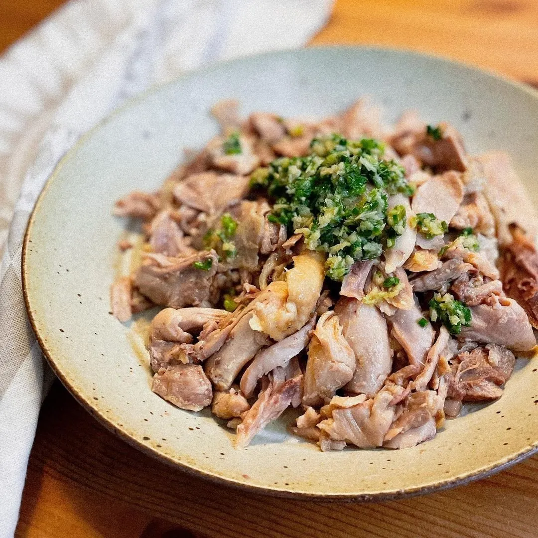 Steamed chicken cook with scallion oil