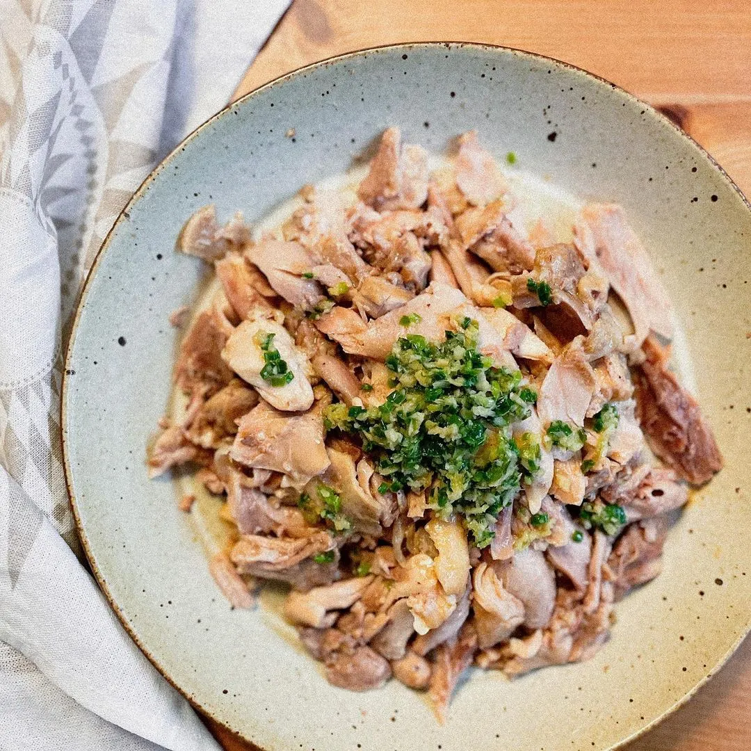 Steamed chicken cook with scallion oil