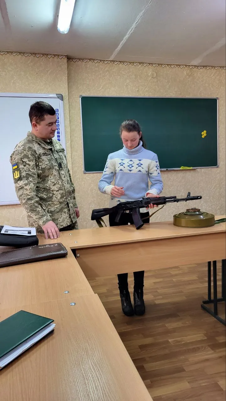 Як агітує військкомат/ As the Military Commissariat campaigns (Ua/E...