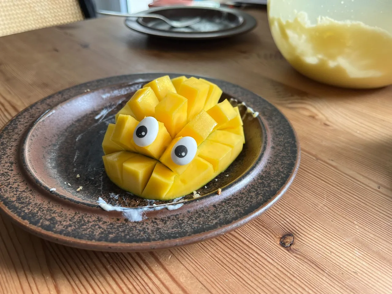 Mango monster and baby alien in the kitchen