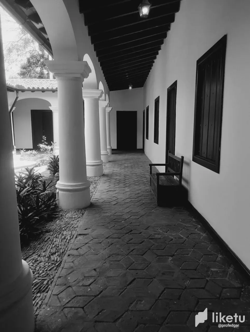 UN PASEO POR EL TIEMPO, Zona Colonial a blanco y negro