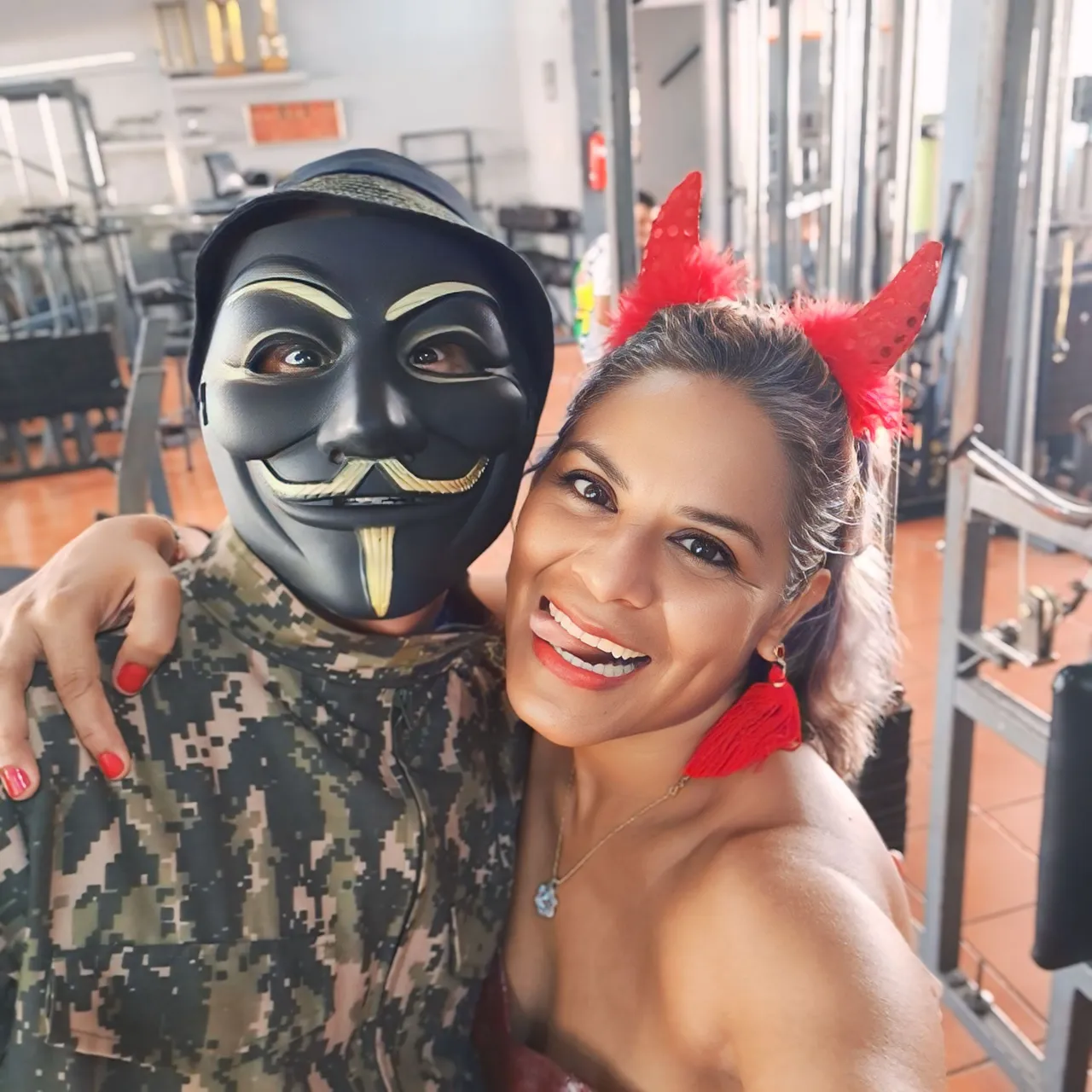 Celebration of Halloween with scary costumes 🧛‍♀️ Celebración de ...
