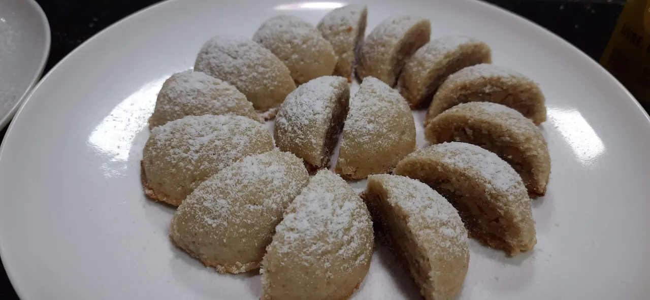 Ma'amul de datiles y nueces (postre libanes)// Mamul of dates and w...