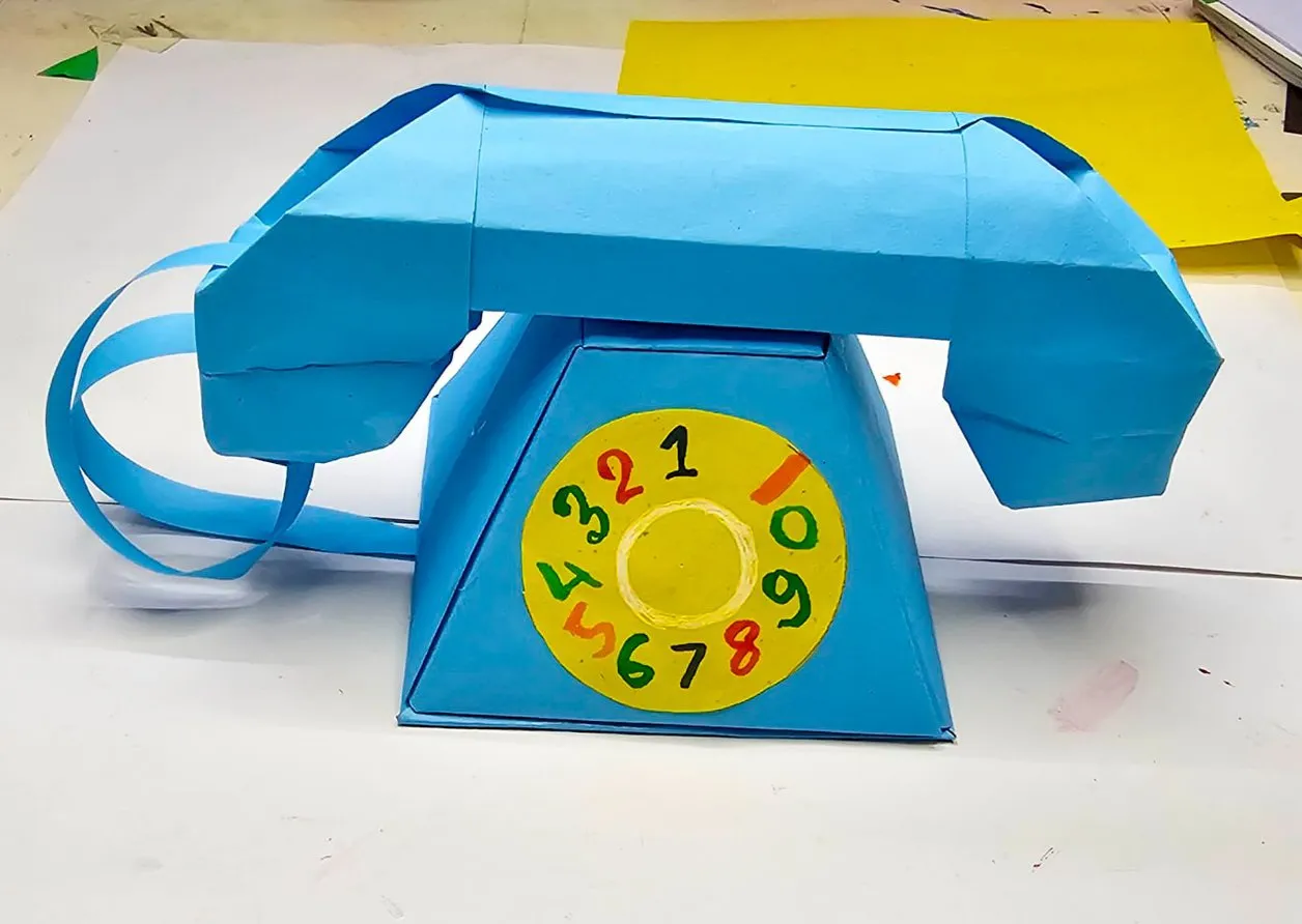 Diy: Making telephone out of colored paper.