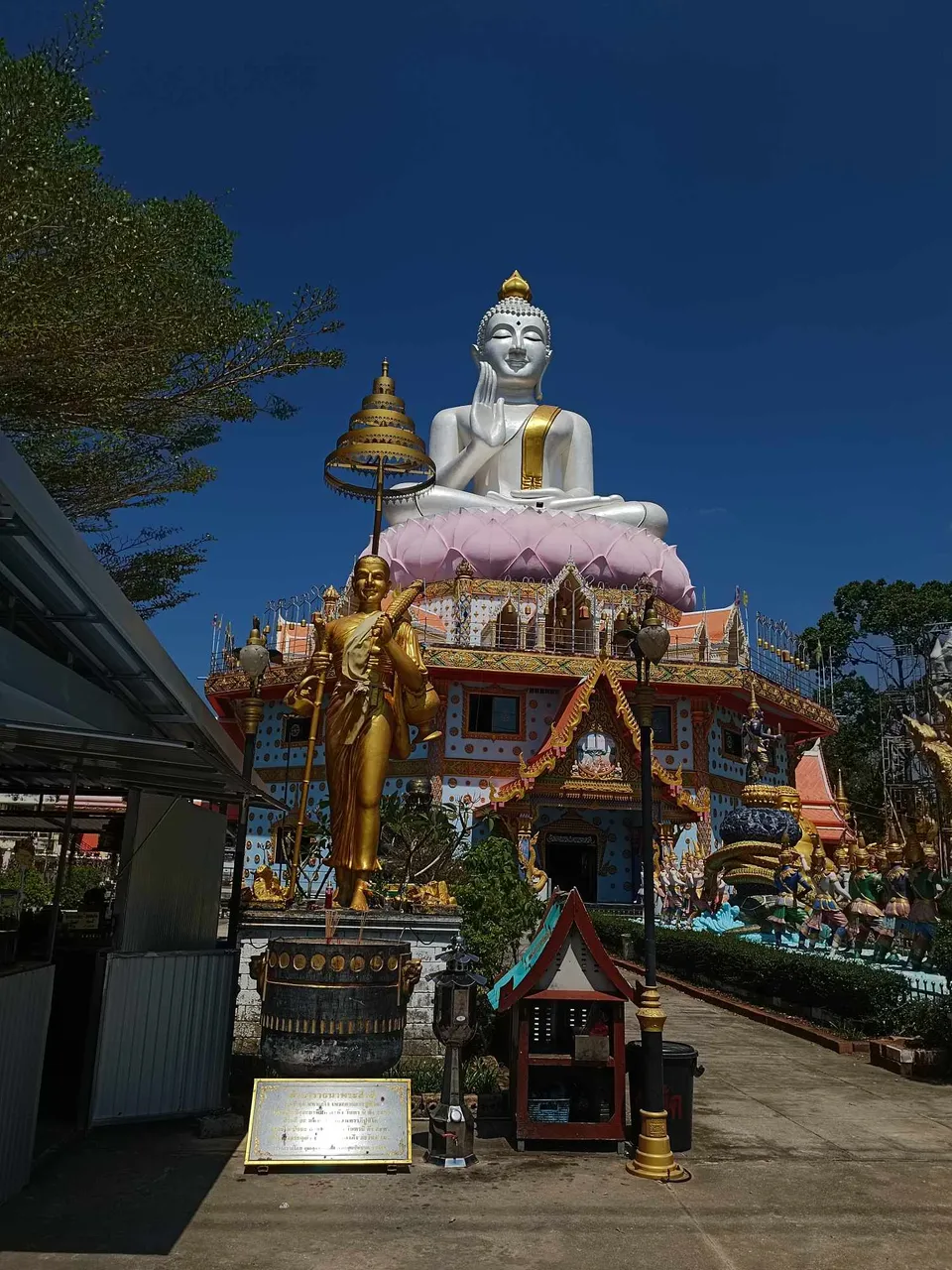Hua Thanon Temple, Thailand, next to the Malaysian borde