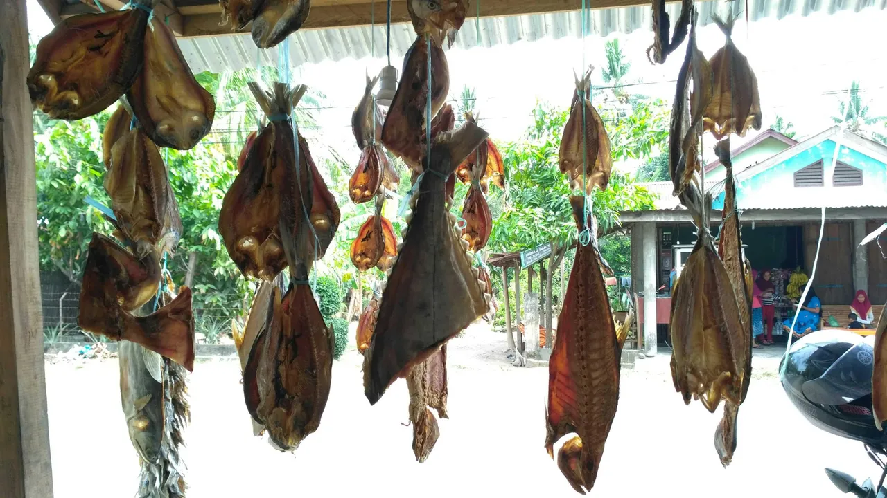 The business of selling salted fish is simple but full of blessings