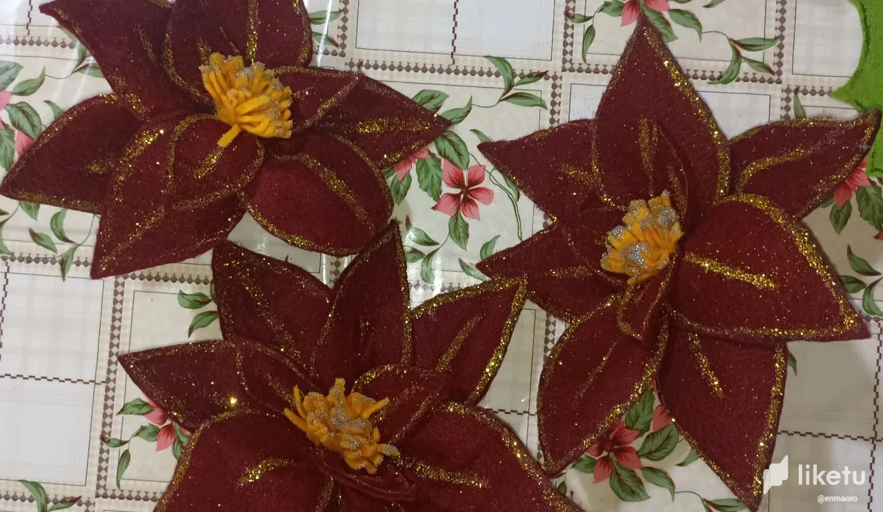 Flores de Fieltros Decoradas con Escarchas// Felt Flowers Decorated...